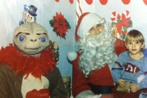 13 Awkward Santa Photos