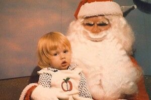 13 Awkward Santa Photos