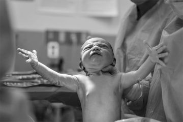 9 Instinctive Things Newborns Do After Birth